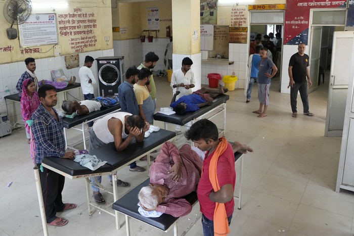 Potret Pasien Membludak di RS India Dipicu Gelombang Panas Ekstrem Potret Pasien Membludak di RS India Dipicu Gelombang Panas Ekstrem