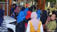 Kecewa Sekolah Anaknya Dimerger, Puluhan Wali Murid Datangi Rumah Kades