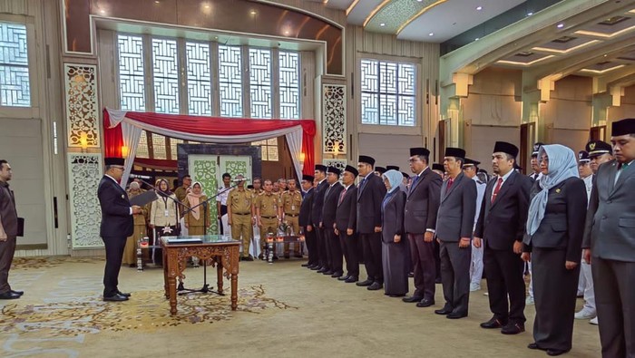 Walkot Jambi Lantik Camat-Lurah dan Pejabat Lainnya Jelang Akhir Masa ... Walkot Jambi Lantik Camat-Lurah dan Pejabat Lainnya Jelang Akhir Masa ...