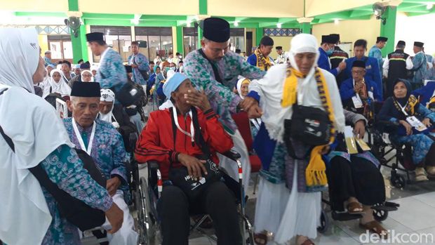 Sosok Mbah Suminah, Jemaah Haji Tertua Embarkasi Solo Berusia 103 Tahun Sosok Mbah Suminah, Jemaah Haji Tertua Embarkasi Solo Berusia 103 Tahun