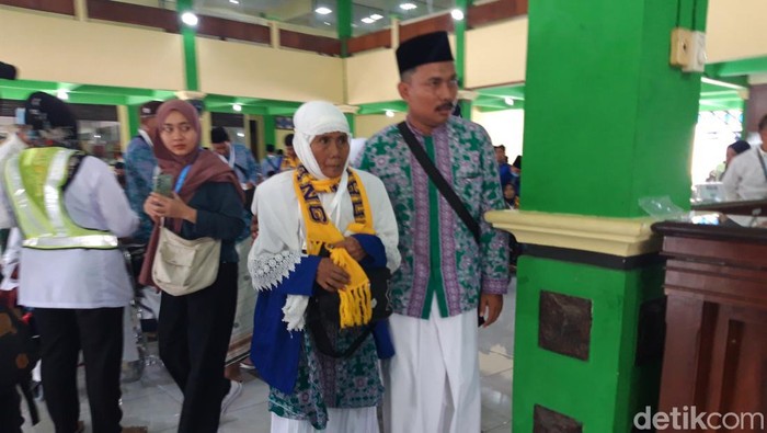 Usia 103 Tahun, Mbah Suminah Jadi Jemaah Haji Tertua Embarkasi Solo Usia 103 Tahun, Mbah Suminah Jadi Jemaah Haji Tertua Embarkasi Solo