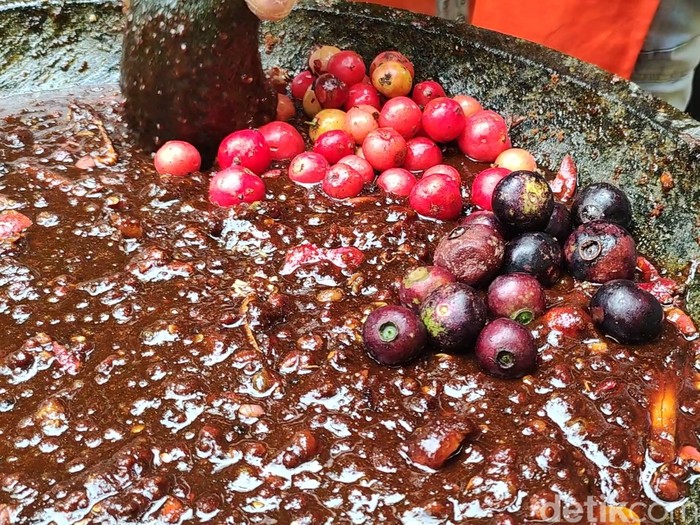 Antre 4 Jam! Rujak Viral Pakai Lobi-lobi dan Markisa Kampung