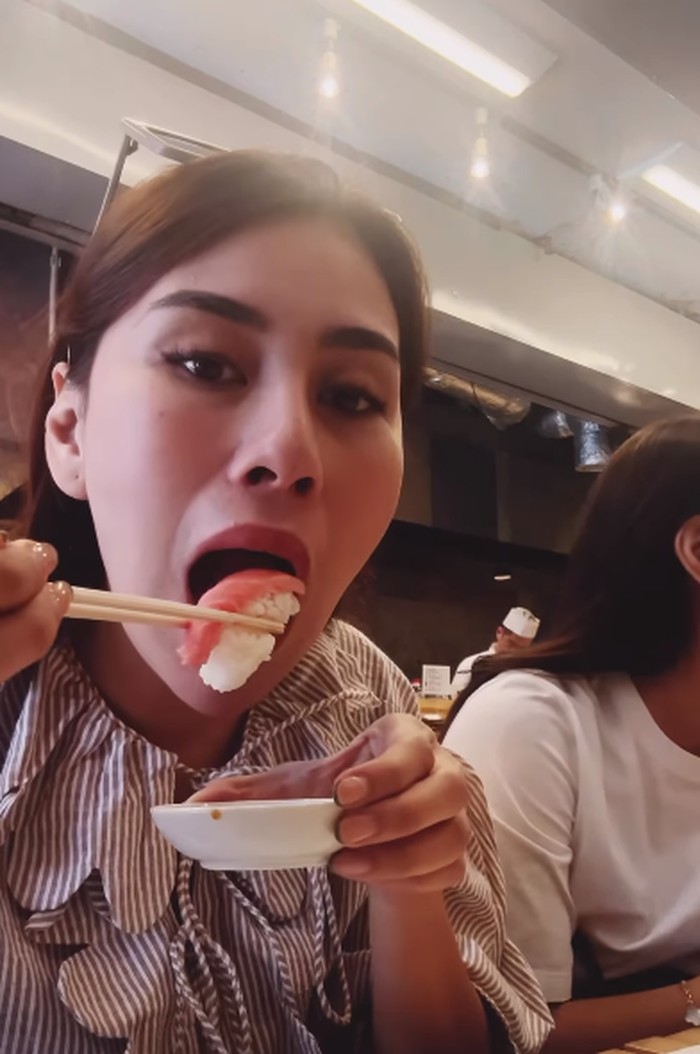 Seru! Syahnaz Sadiqah Jajan Yakitori hingga Sushi di Jepang
