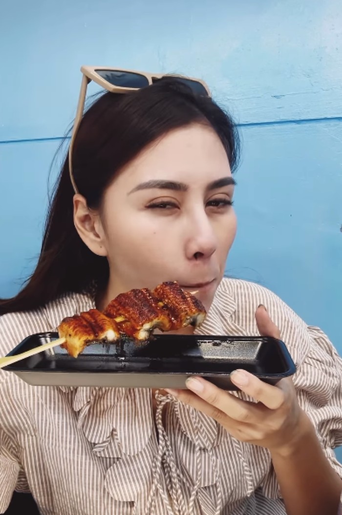 Seru! Syahnaz Sadiqah Jajan Yakitori hingga Sushi di Jepang
