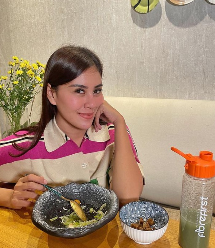 Seru! Syahnaz Sadiqah Jajan Yakitori hingga Sushi di Jepang