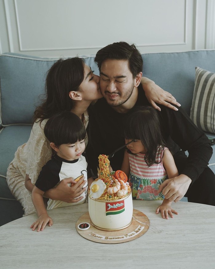 Pose Keren Jeje Govinda Suami Syahnaz Sadiqah Saat Ngopi di Kafe
