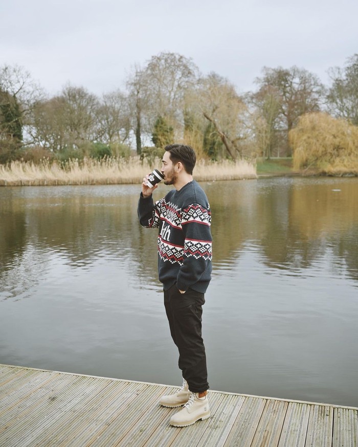 Pose Keren Jeje Govinda Suami Syahnaz Sadiqah Saat Ngopi di Kafe