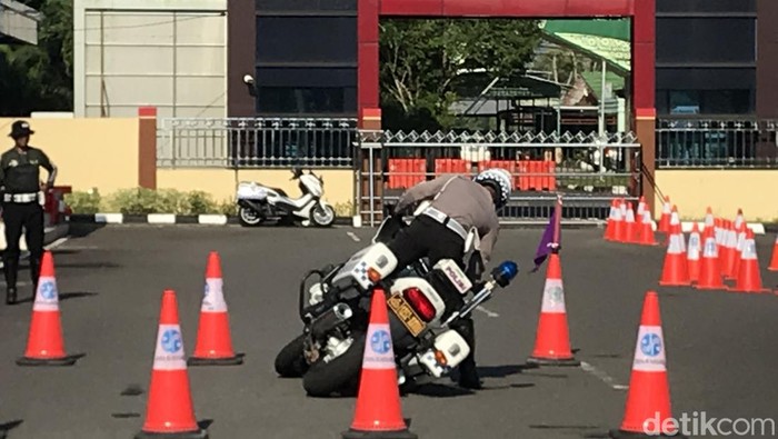 Kala Polisi Unjuk Gigi Ikut Lomba Safety Riding