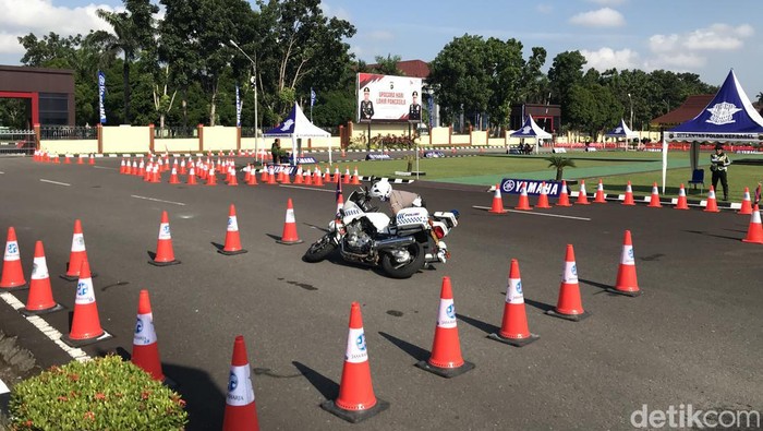 Kala Polisi Unjuk Gigi Ikut Lomba Safety Riding