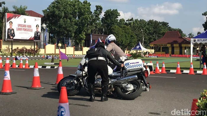 Kala Polisi Unjuk Gigi Ikut Lomba Safety Riding