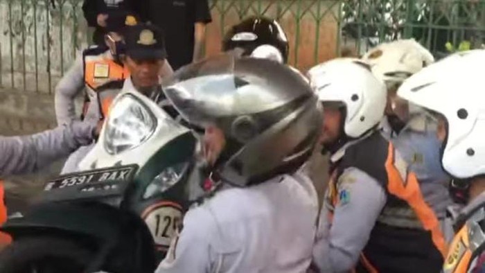 Parkir Liar di Kawasan Roxy Ditertibkan, Motor Diangkut Dishub Parkir Liar di Kawasan Roxy Ditertibkan, Motor Diangkut Dishub