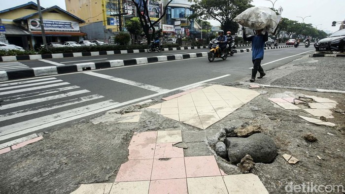 Pemkot Depok Gelontorkan Rp 18 M untuk Revitalisasi Trotoar Pemkot Depok Gelontorkan Rp 18 M untuk Revitalisasi Trotoar