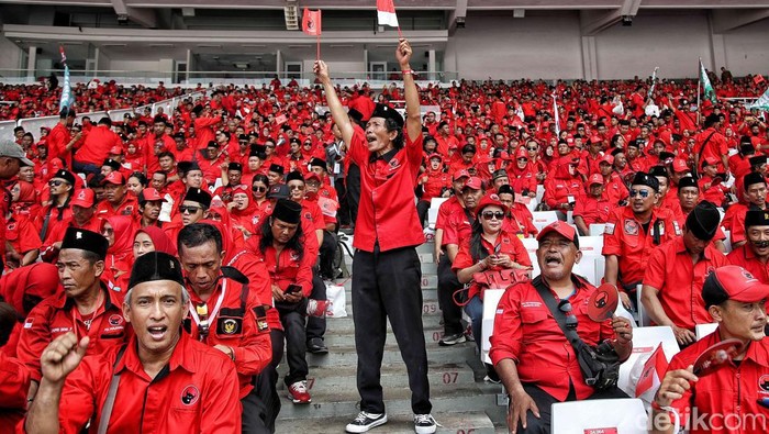 Kader PDIP Mulai Merahkan Puncak Bulan Bung Karno di GBK Kader PDIP Mulai Merahkan Puncak Bulan Bung Karno di GBK