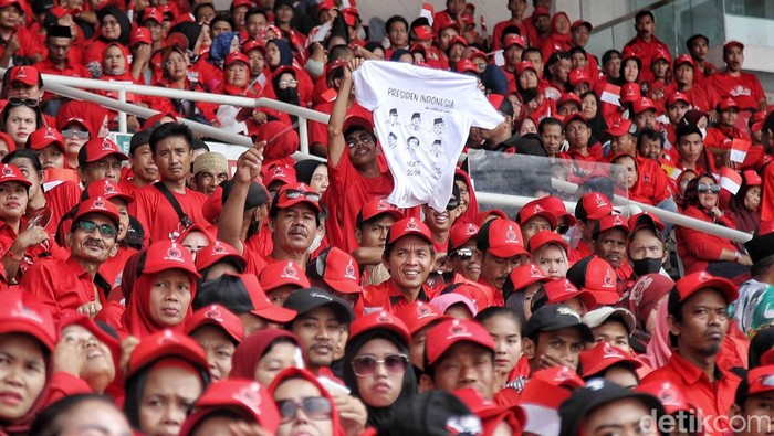 Kader PDIP Mulai Merahkan Puncak Bulan Bung Karno di GBK Kader PDIP Mulai Merahkan Puncak Bulan Bung Karno di GBK