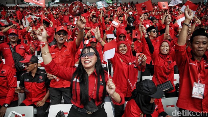 Kader PDIP Mulai Merahkan Puncak Bulan Bung Karno di GBK Kader PDIP Mulai Merahkan Puncak Bulan Bung Karno di GBK