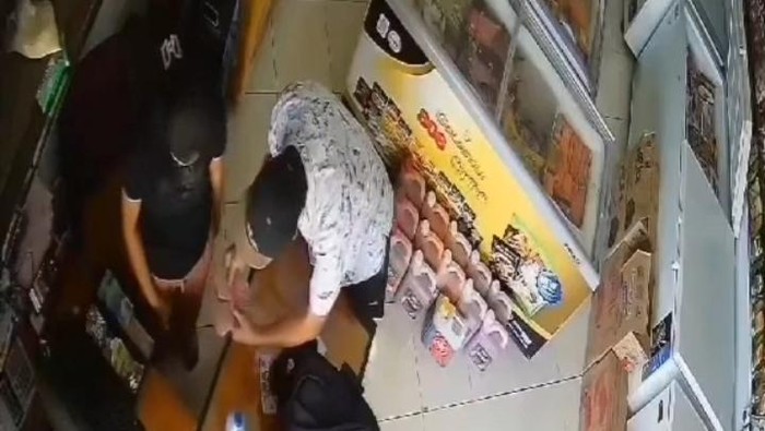 Viral, Bule Diduga Hipnotis Pegawai Toko di Bali Bawa Kabur Rp 2,5 Juta Viral, Bule Diduga Hipnotis Pegawai Toko di Bali Bawa Kabur Rp 2,5 Juta