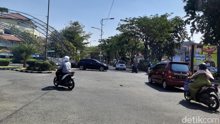 Viral Video Sapi Berkeliaran di Jalan Raya Disebut Macetkan Wiyung Viral Video Sapi Berkeliaran di Jalan Raya Disebut Macetkan Wiyung