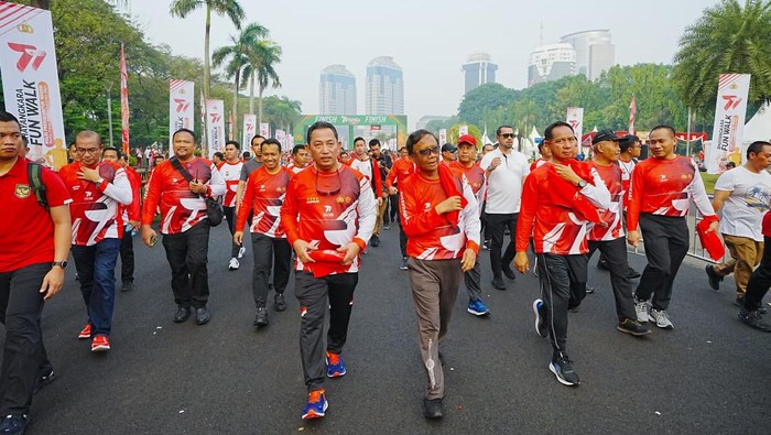 Potret Kapolri hingga Mahfud Md Meriahkan Bhayangkara Fun Walk di Monas