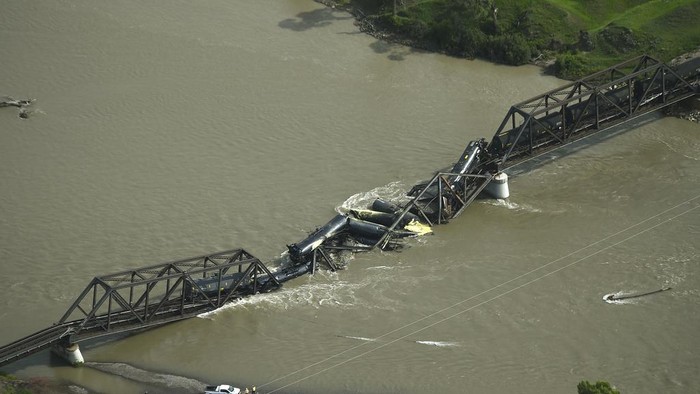 Kereta Barang Terjun ke Sungai Yellowstone AS Imbas Jembatan Roboh