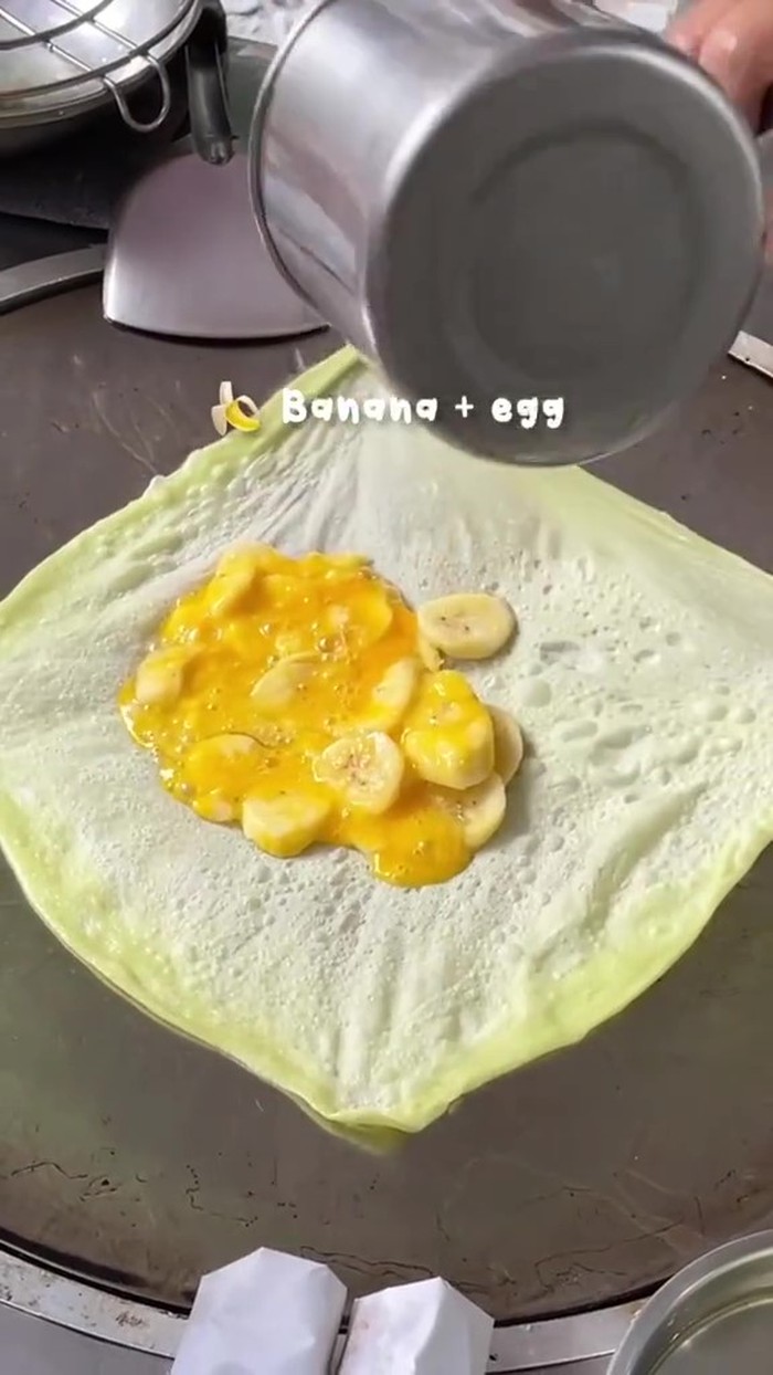 Gaya Seksi Penjual Martabak Pisang di Thailand Bikin Salfok!