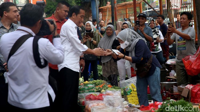 Momen Jokowi Blusukan di Pasar Palmerah