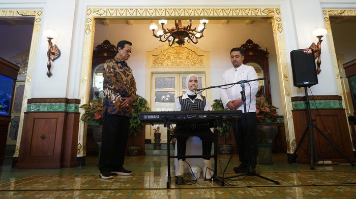 Bangga! Putri Ariani Dapat Penghargaan dari Sri Sultan HB X Bangga! Putri Ariani Dapat Penghargaan dari Sri Sultan HB X