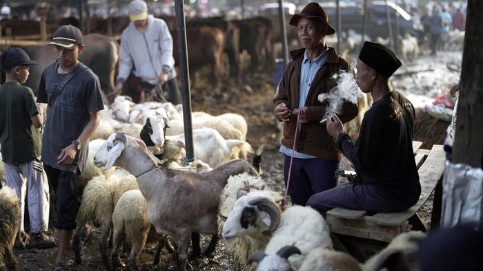 Suasana Pasar Ternak Jonggol yang Becek Usai Diguyur Hujan