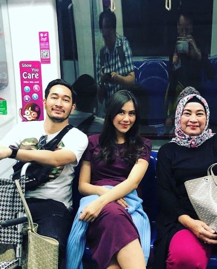 7 Potret Kebersamaan Syahnaz dengan Mertuanya yang Jarang Disorot
