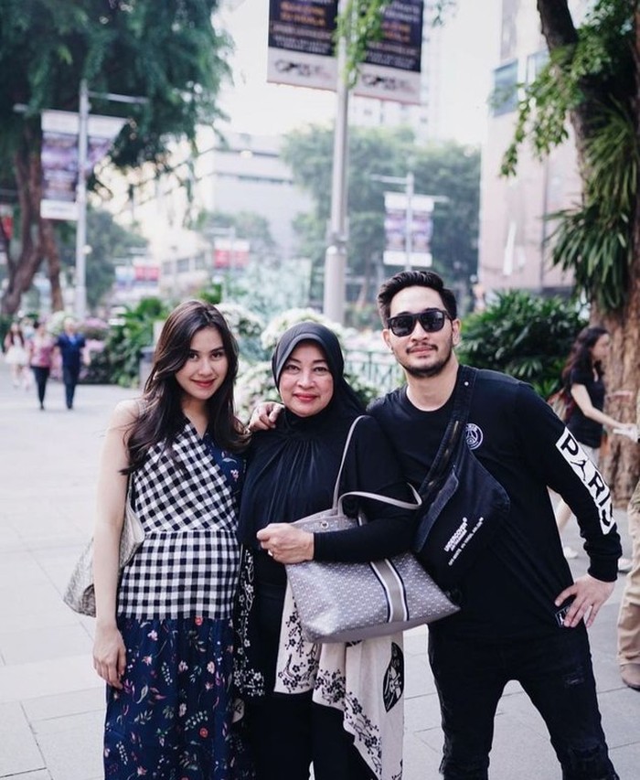 7 Potret Kebersamaan Syahnaz dengan Mertuanya yang Jarang Disorot