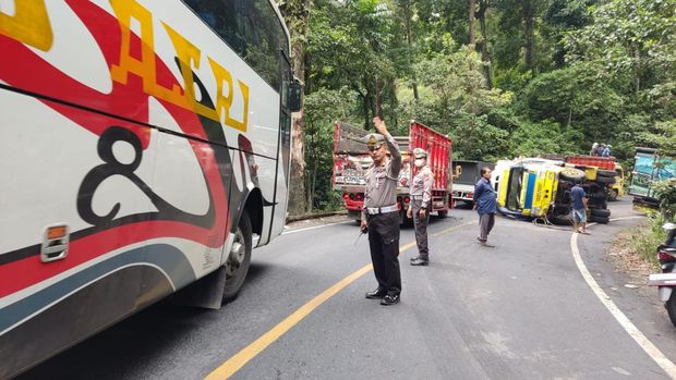 Ceceran Minyak Jadi Penyebab Truk Terguling di Jalur Gumitir Jember Ceceran Minyak Jadi Penyebab Truk Terguling di Jalur Gumitir Jember