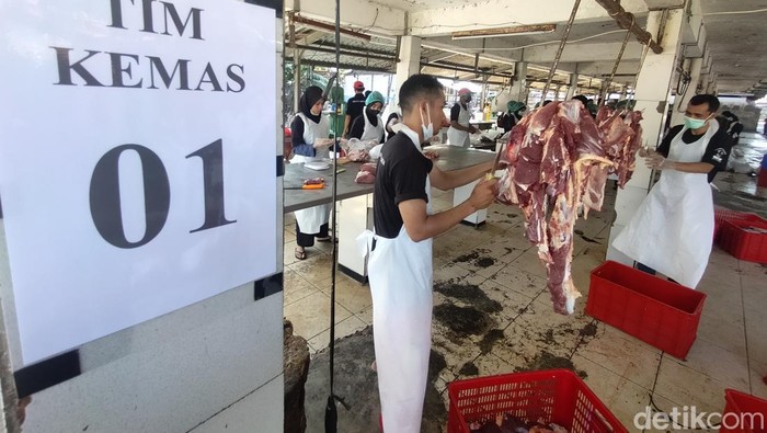 Sibuknya Pekerja RPH Surabaya di Hari Pertama Penyembelihan Hewan Kurban