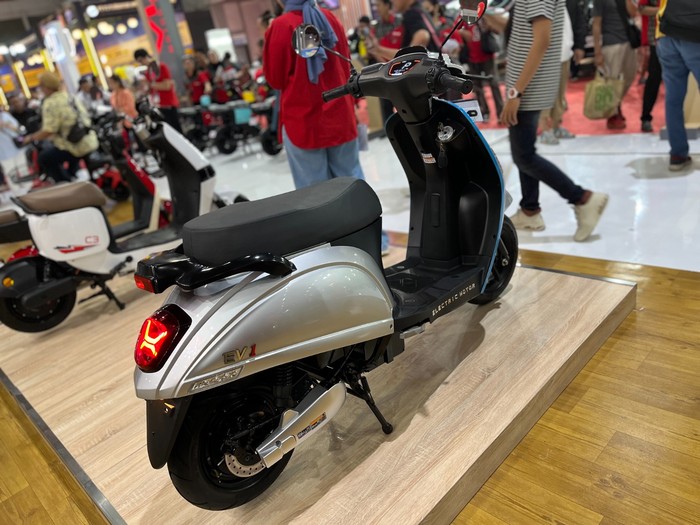 Lihat Lebih Dekat Skuter Listrik Viar EV1 yang Tampangnya Mirip Vespa