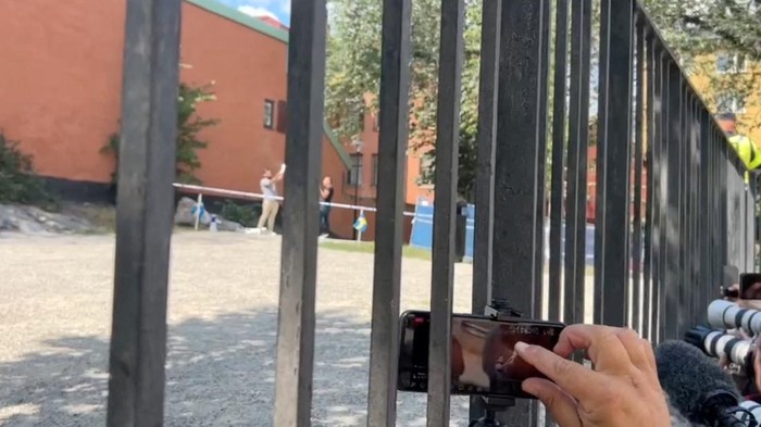 Aksi Nekat Pria Bakar Al-Qur'an di Luar Masjid Stockholm Swedia Aksi Nekat Pria Bakar Al-Qur'an di Luar Masjid Stockholm Swedia
