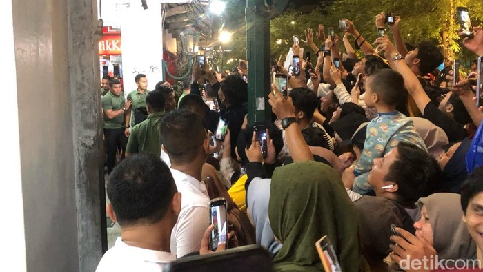 Antusias Warga Sambut Jokowi di Malioboro Antusias Warga Sambut Jokowi di Malioboro
