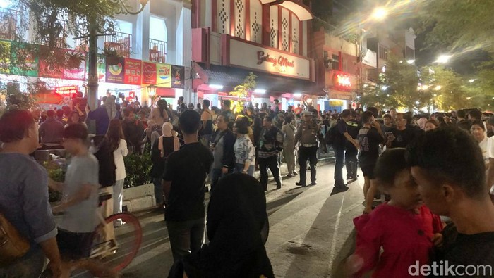 Antusias Warga Sambut Jokowi di Malioboro Antusias Warga Sambut Jokowi di Malioboro