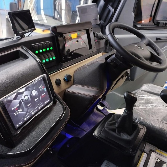 Luar Sangar-Dalam Mewah, Ini Wujud Big Benz Commander Buatan Adiputro