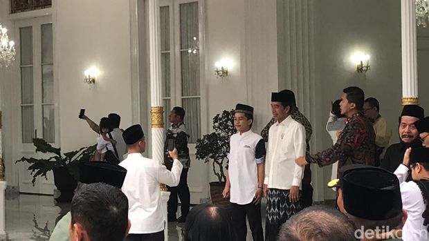 Senangnya Warga Jogja Bisa Foto Bareng Jokowi Usai Salat Id Senangnya Warga Jogja Bisa Foto Bareng Jokowi Usai Salat Id