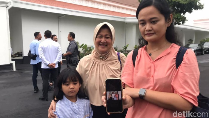 Senangnya Warga Jogja Bisa Foto Bareng Jokowi Usai Salat Id Senangnya Warga Jogja Bisa Foto Bareng Jokowi Usai Salat Id