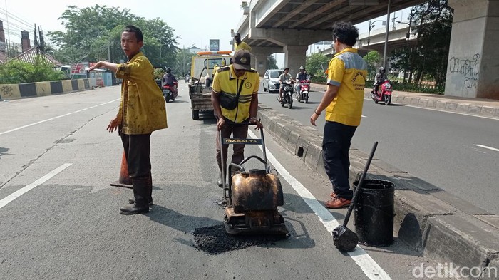 Top! Pasukan Kuning Tetap Tambal Jalan Berlubang Meski Libur Panjang