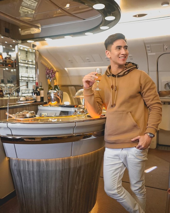 Pose Keren Verrel Bramasta Saat Makan Bareng Natasha Wilona dan Febby ...