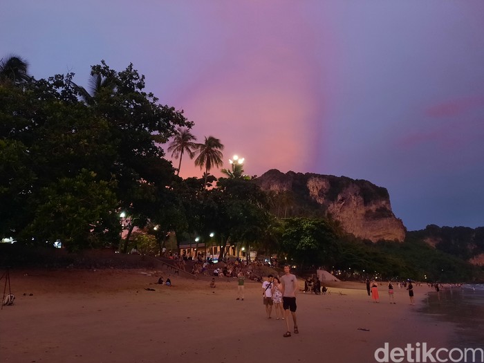 Pantai Ao Nang, Salah Satu Spot Sunset Terbaik di Thailand