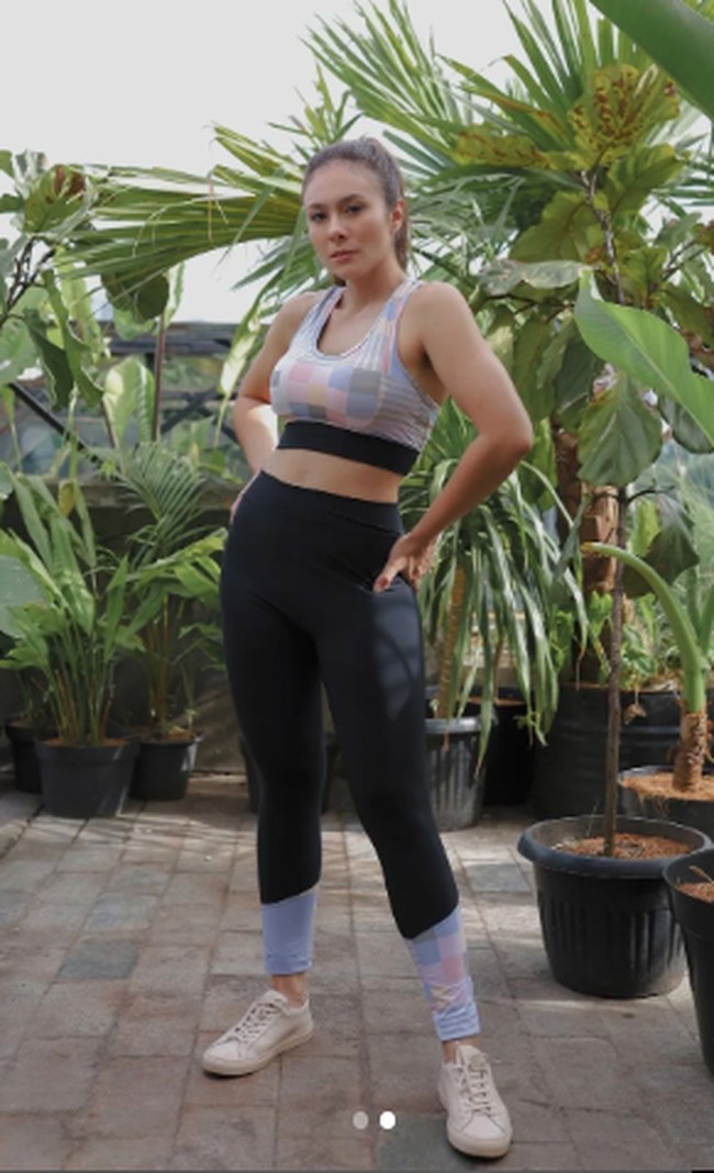 8 Gaya Wulan Guritno Saat Olahraga, Pakai Legging dan Rok Mini