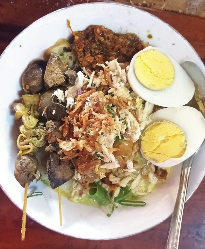 Nikmat! 20 Bubur Ayam yang Gurih Hangat Ada di Sini