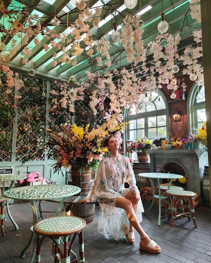 Gaya Della Puspita saat Nongkrong di Kafe Nuansa Bunga