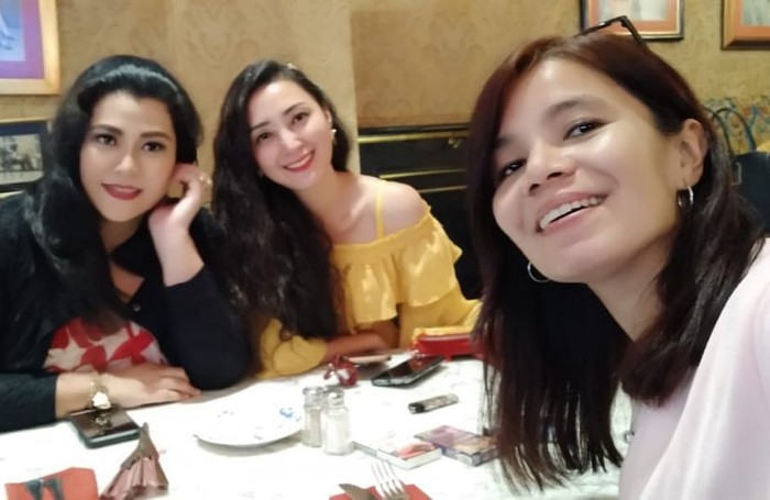 Gaya Della Puspita saat Nongkrong di Kafe Nuansa Bunga