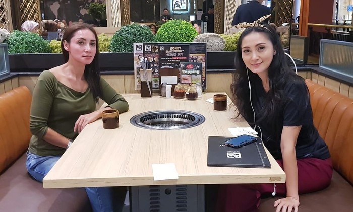 Gaya Della Puspita saat Nongkrong di Kafe Nuansa Bunga