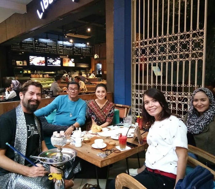 Gaya Della Puspita saat Nongkrong di Kafe Nuansa Bunga