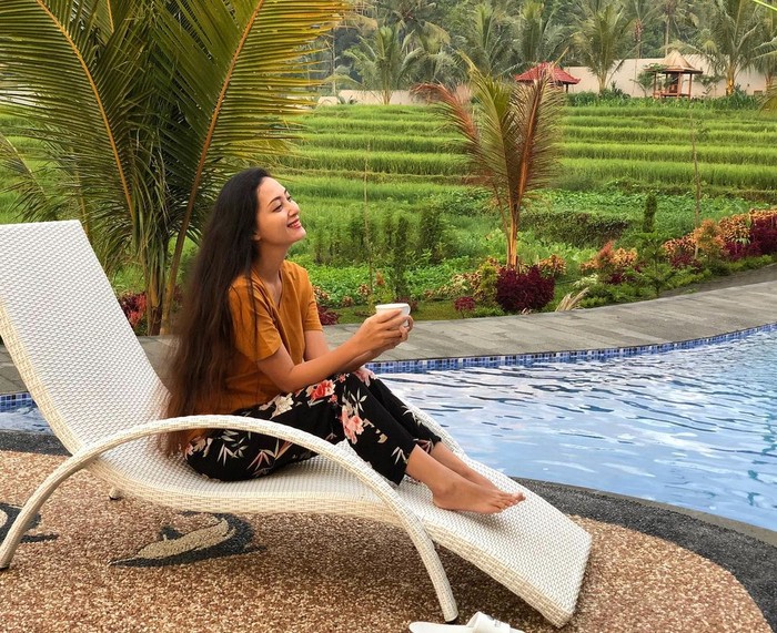 Gaya Della Puspita saat Nongkrong di Kafe Nuansa Bunga