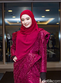 Foto: Gaya Glamour Inara Rusli Saat Raih Penghargaan Bukan Jalur Prestasi