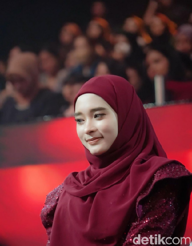 Foto: Gaya Glamour Inara Rusli Saat Raih Penghargaan Bukan Jalur Prestasi